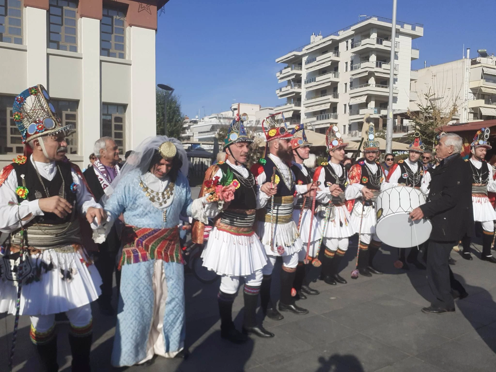 Οι Μωμόγεροι έστησαν γλέντι στο... κέντρο της Καλαμαριάς (βίντεο, φωτ.)
