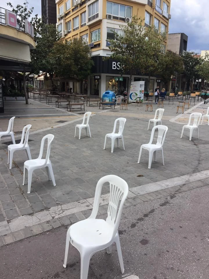Το κέντρο των Σερρών… πλημμύρισε από άδειες καρέκλες