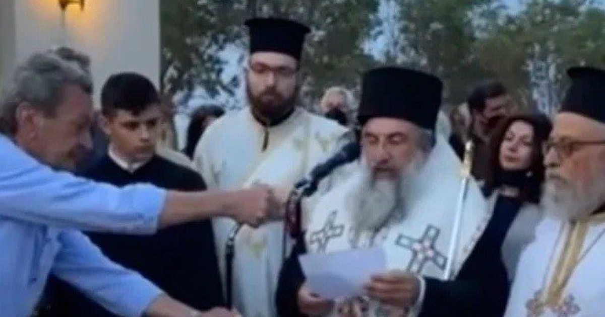 Viral για ένα... μικρόφωνο o Αρχιεπίσκοπος Κρήτης: «Ο Θεός το ακούει ...