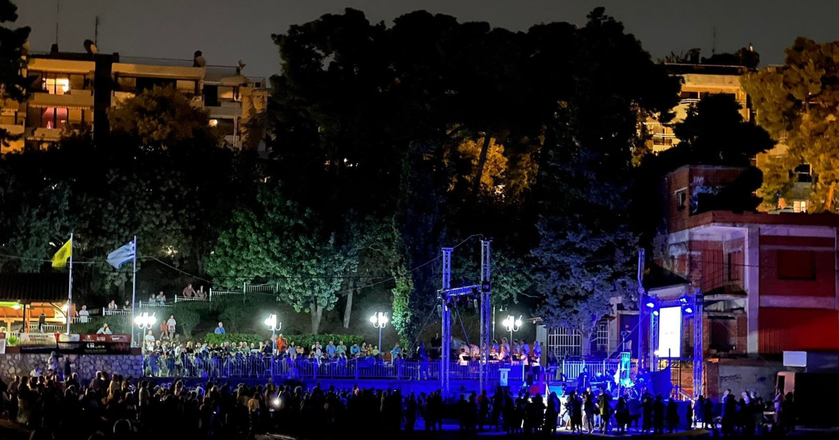 Καλαμαριά: Εκατό βάρκες στη θάλασσα “ζωντάνεψαν” μνήμες από την έλευση ...