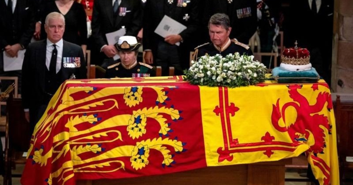 Χιλιάδες στην ουρά για το «τελευταίο αντίο» στη βασίλισσα Ελισάβετ ...