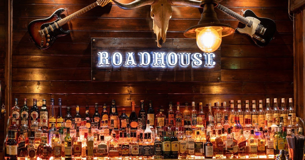«Roadhouse Café Bar»: Όλη η γκάμα της rock, σε αμερικάνικη, far west ...