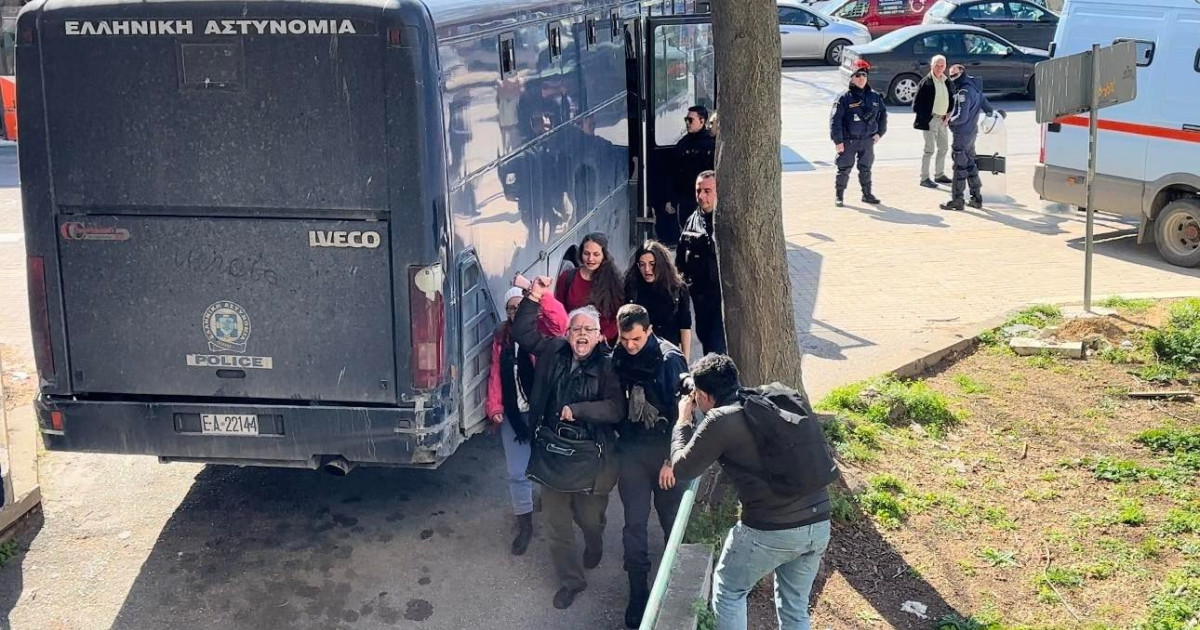 Στον εισαγγελέα με χειροπέδες ο Τρεμόπουλος κι άλλοι 13 για την κοπή ...