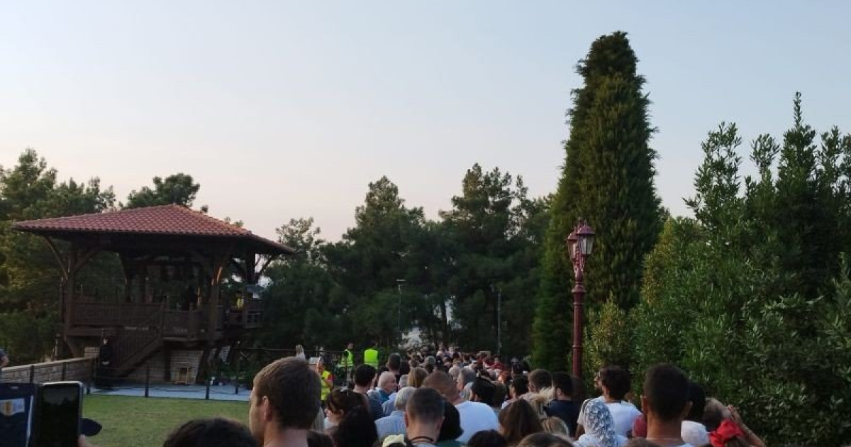 Θεσσαλονίκη: Κοσμοπλημμύρα στη Σουρωτή για τον Άγιο Παΐσιο - Ουρές για ...