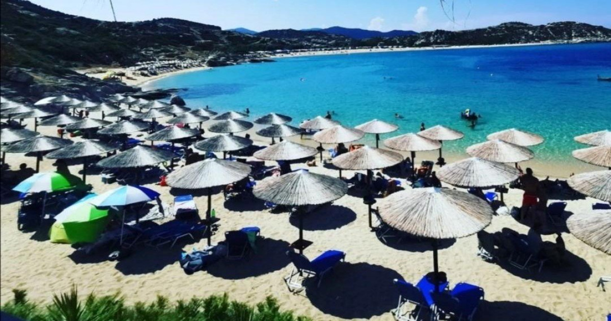 Ξαπλώστρες από... χρυσό: «Καίνε» οι τιμές στις παραλίες της ...