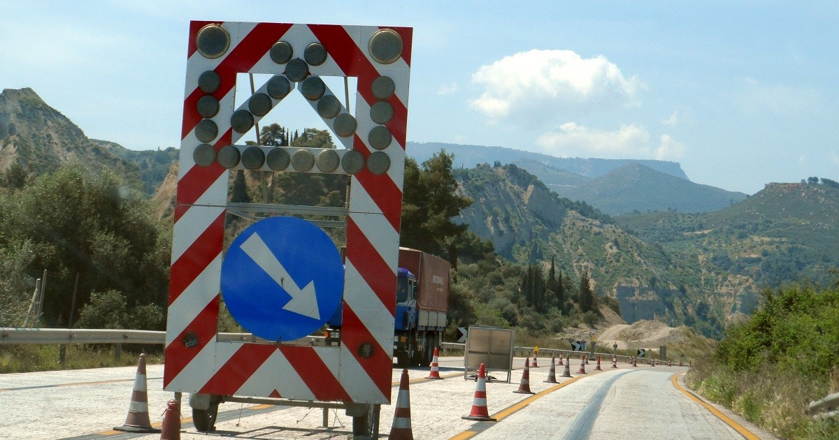 Εργασίες τοποθέτησης στηθαίων ασφαλείας στην Εθνική Οδό 2 Θεσσαλονίκης ...