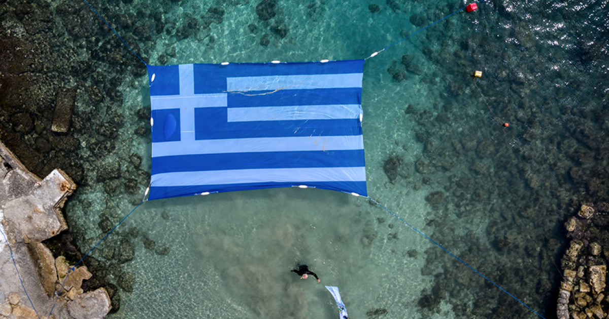 Πειραιάς: Εντυπωσιακές εικόνες με την ελληνική σημαία στη θάλασσα για ...