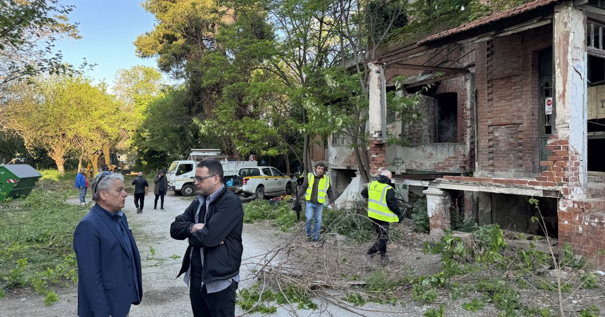 Θεσσαλονίκη: Επιχείρηση καθαρισμού του «Κόκκινου Πύργου» στη Βασ.'Ολγας ...