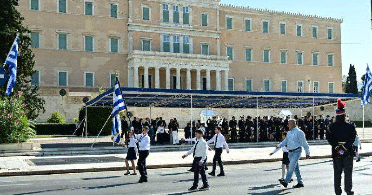 Αθήνα: Ολοκληρώθηκε η μαθητική παρέλαση για την επέτειο της 28ης ...