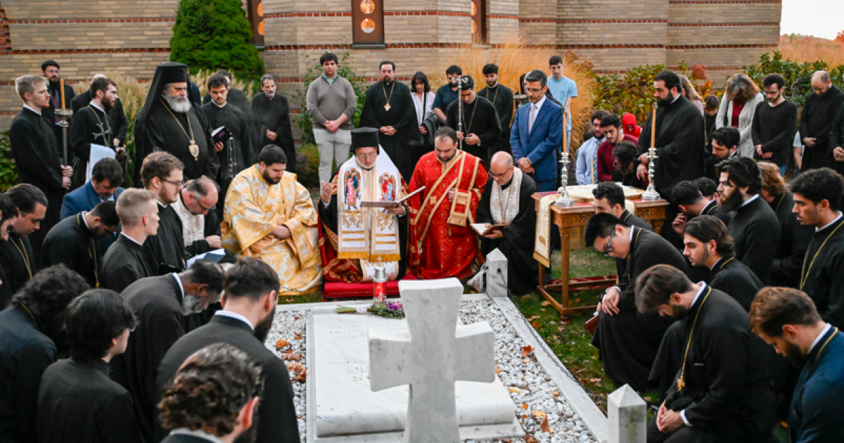 Ο Αρχιεπίσκοπος Ελπιδοφόρος τέλεσε μνημόσυνο για τον μακαριστό ...