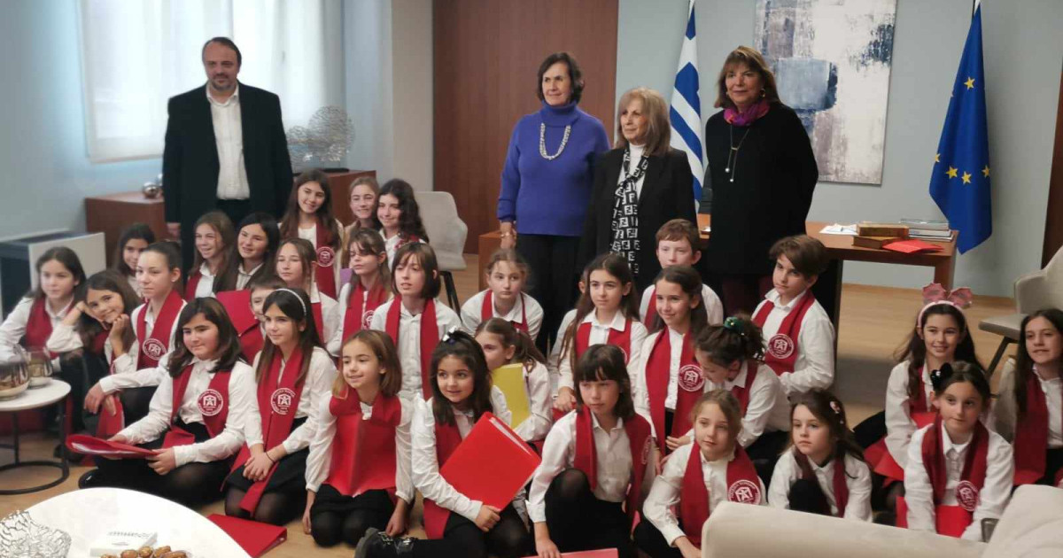 Τα πρώτα κάλαντα από παιδιά άκουσε η νέα Περιφερειάρχης Α. Αηδονά