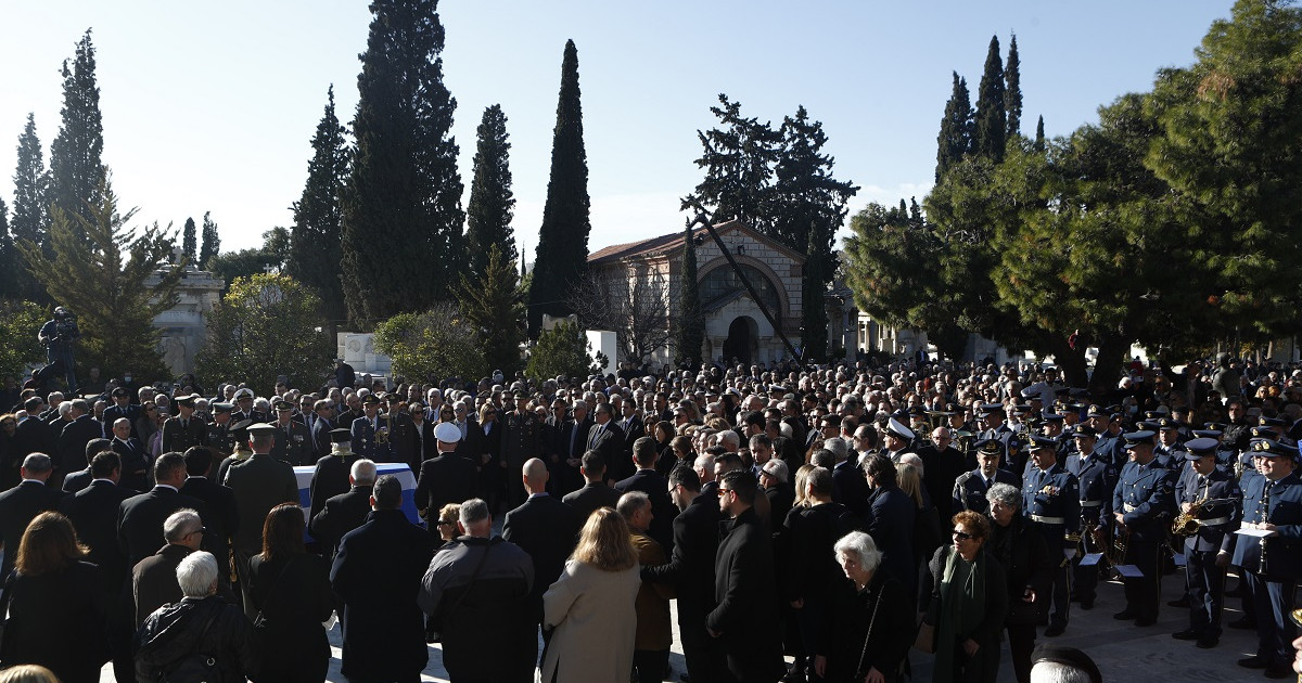 Δίπλα στον Α. Παπανδρέου η τελευταία οικία του Κώστα Σημίτη: «Αθάνατος ...