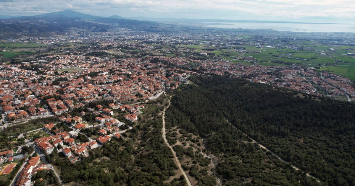 Ωραιόκαστρο: Πολίτης πετούσε μπάζα σε πεζοδρόμιο και κάδους απορριμμάτων