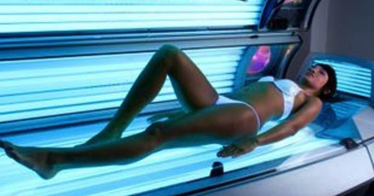 Καμπανάκι για το σολάριουμ: Όσο μικραίνει η ηλικία τόσο μεγαλώνει ο κίνδυνος για καρκίνο δέρματος