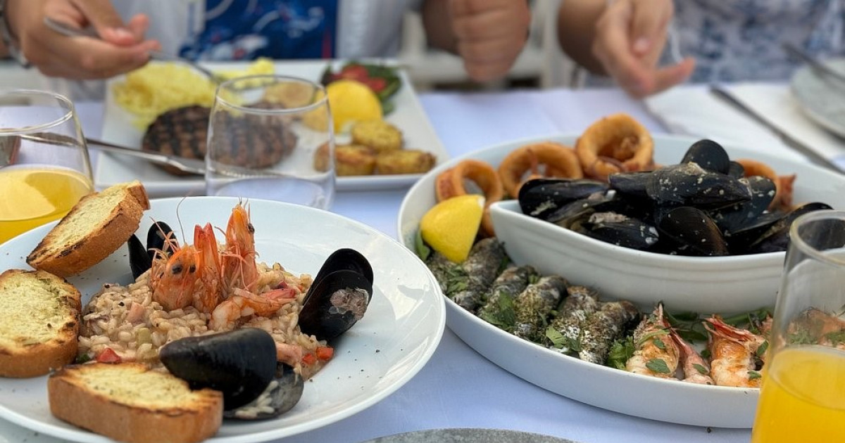 Το Εξοχικό Seafood Restaurant στο Βράχο της Αφύτου: Φρέσκο ψάρι, με θέα ...