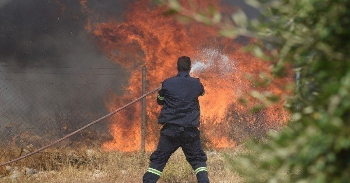 Συναγερμός στο Αίγιο: Φωτιά σε αγροτοδασική έκταση στα Σελιανίτικα