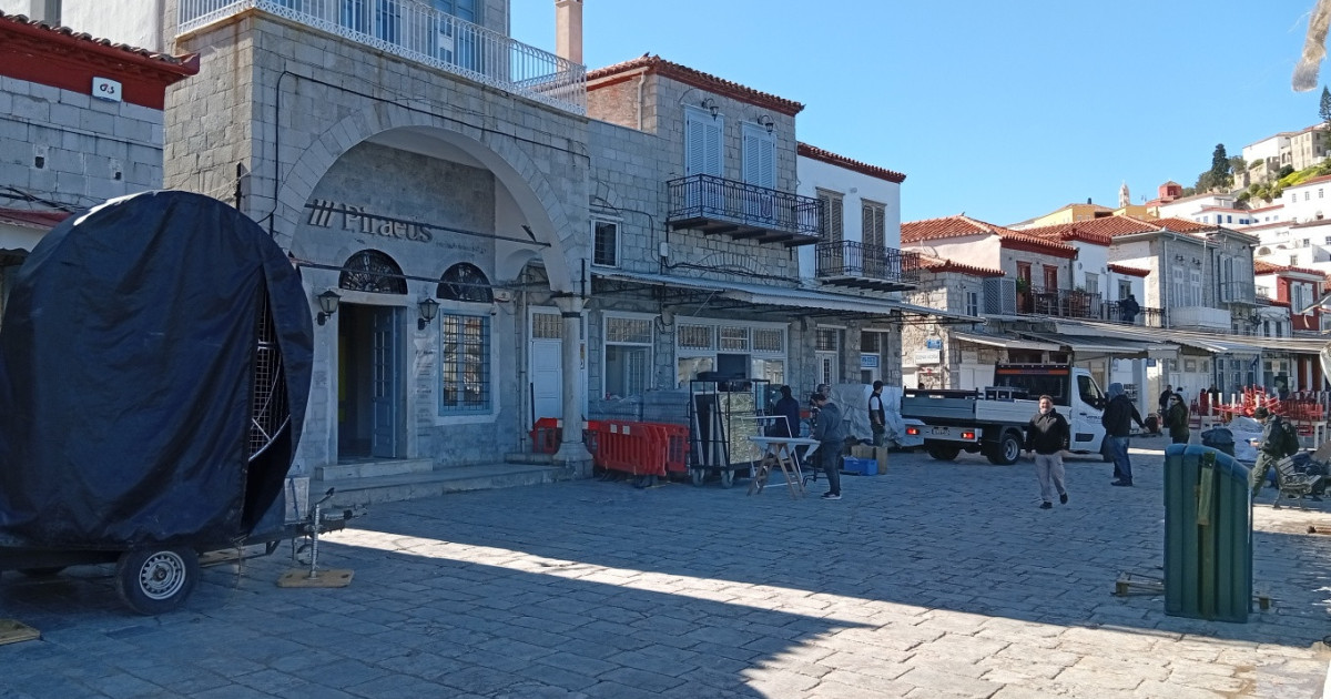 Η Ύδρα μετατρέπεται σε τηλεοπτικό πλατό για να υποδεχθεί τον Μπραντ Πιτ ...