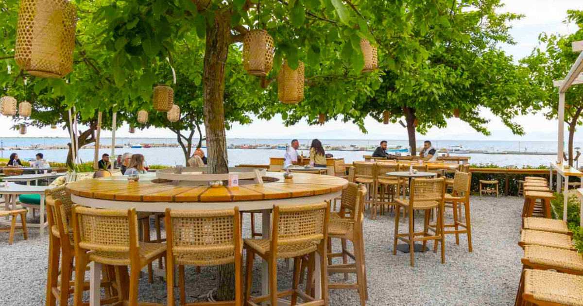 Tarde: Το νέο seaside στέκι της Επανομής που συνδυάζει θέα, γεύσεις και ...